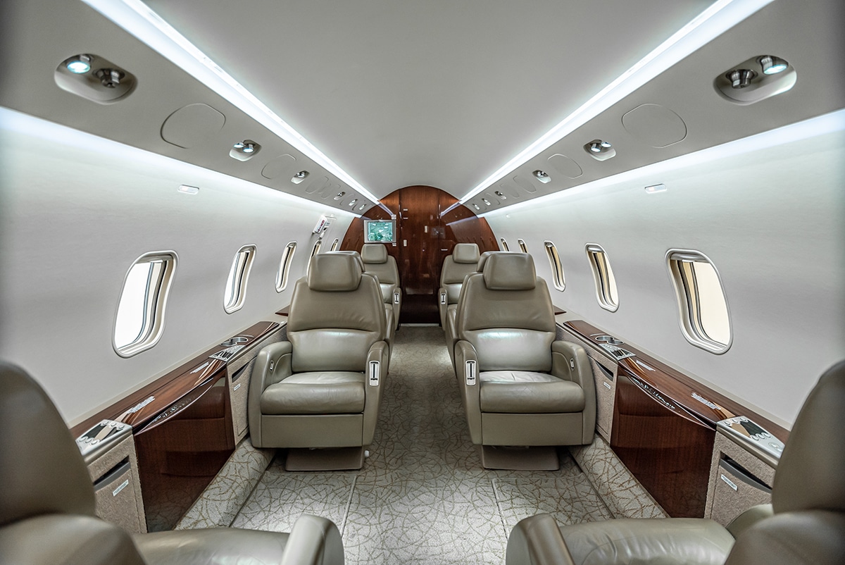 2006 Challenger 300 | Elliott Jets