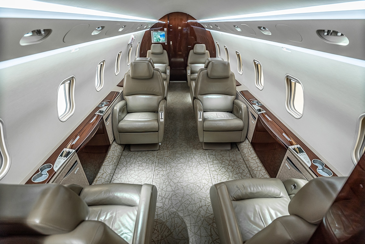 2006 Challenger 300 | Elliott Jets