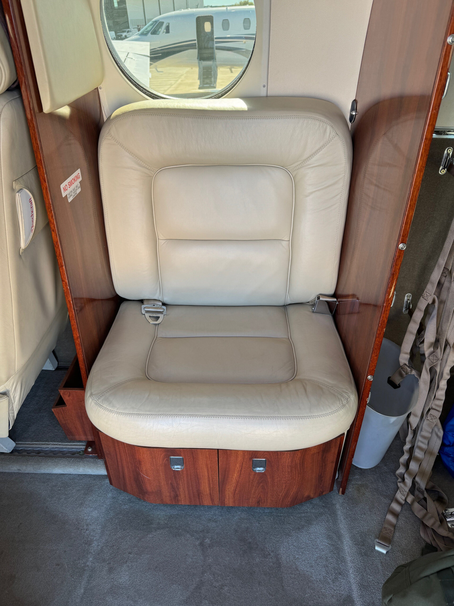interior lav | Elliott Jets